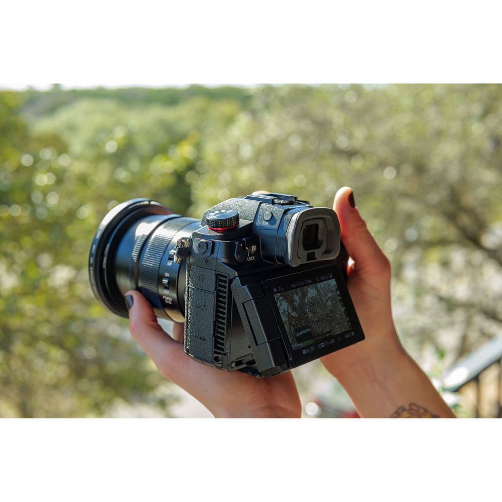 Cámara Mirrorless Panasonic Lumix Gh6 con Lente 12 35Mm F 2.8 y Kit de Bolsa - Promart