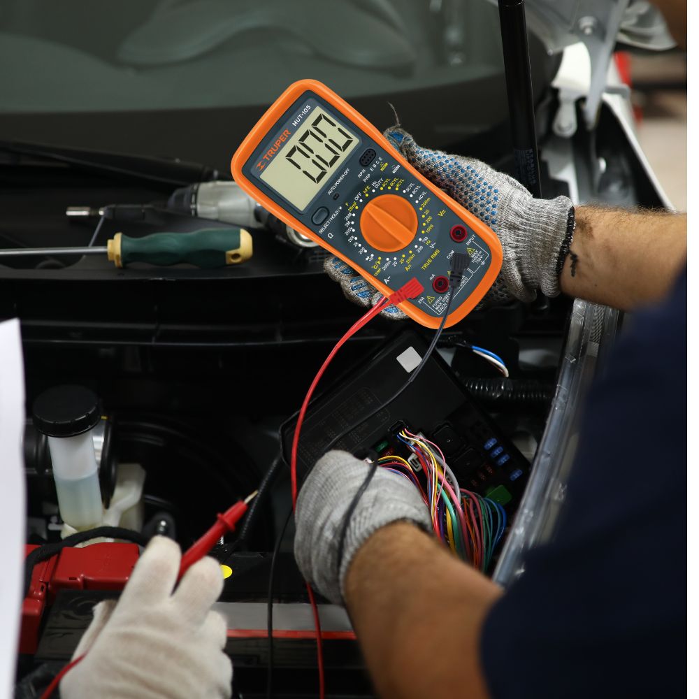 Multímetro digital Profesional para mantenimiento automotriz - Promart