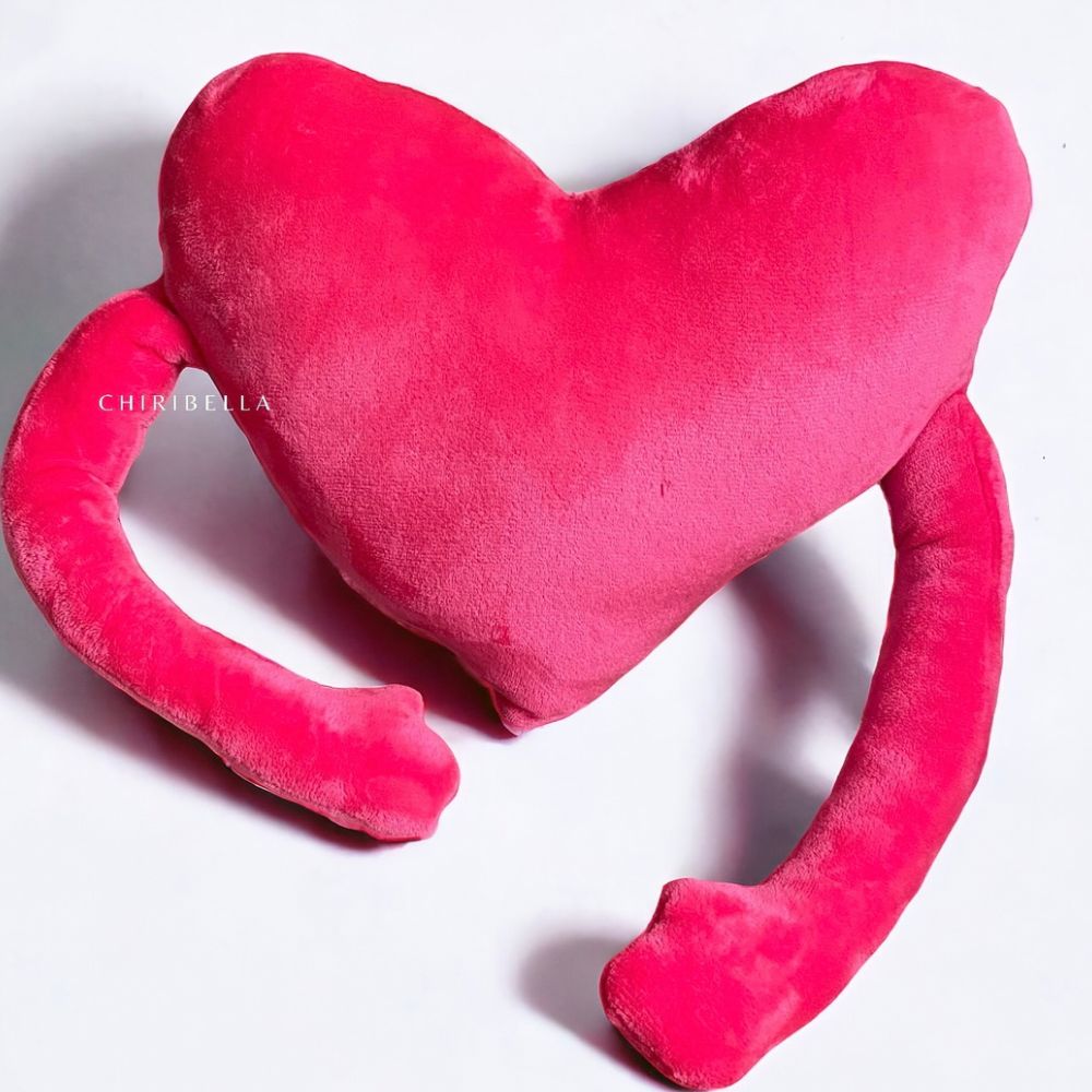 Cojín Corazón con brazos Chiribella color fucsia - Promart