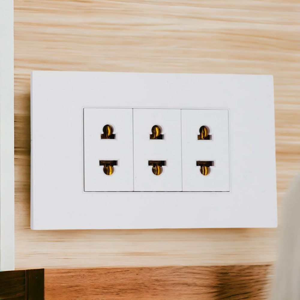 Tomacorriente Core Triple Universal Blanco Orange - Promart