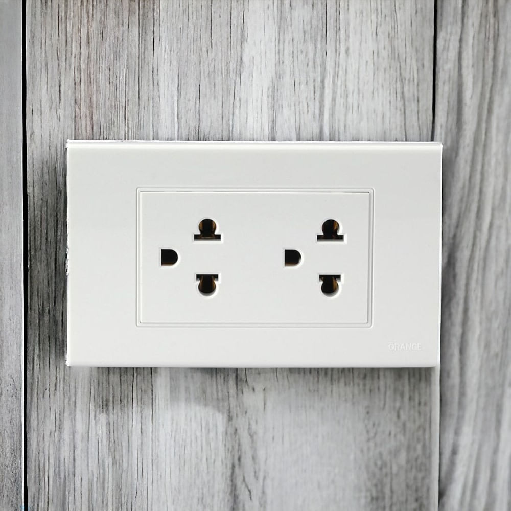 Tomacorriente Universal Doble L/T Classic Orange Blanco 16A 250V - Promart
